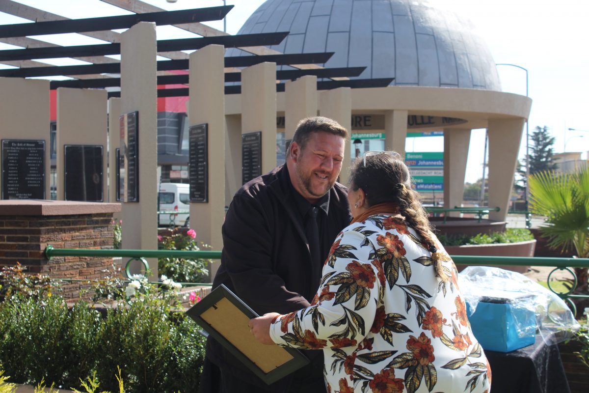 Springs-gemeenskap vier hul harde werk - FAK